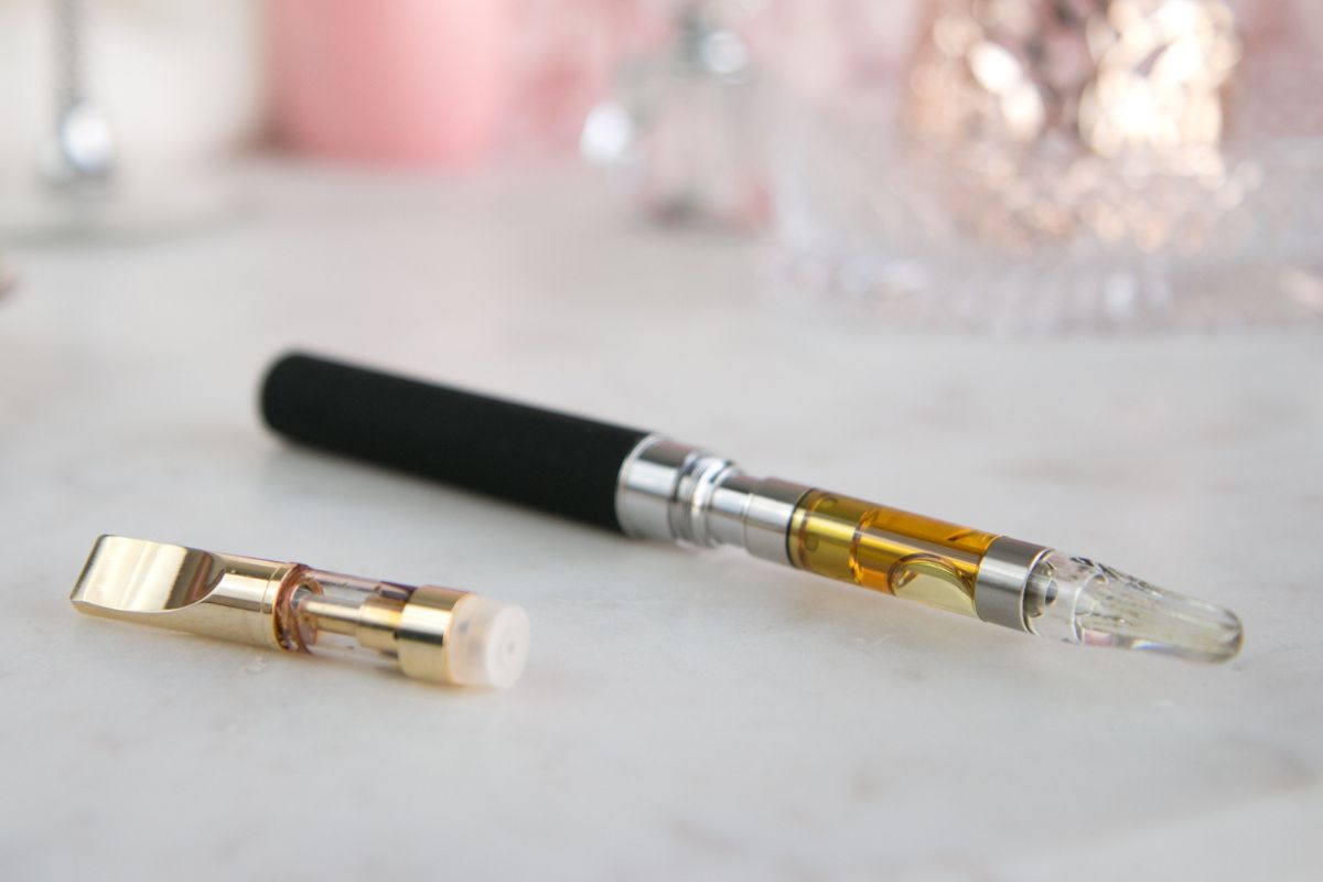 A Penjamin and its accessories are shown in the image for discreet vapers